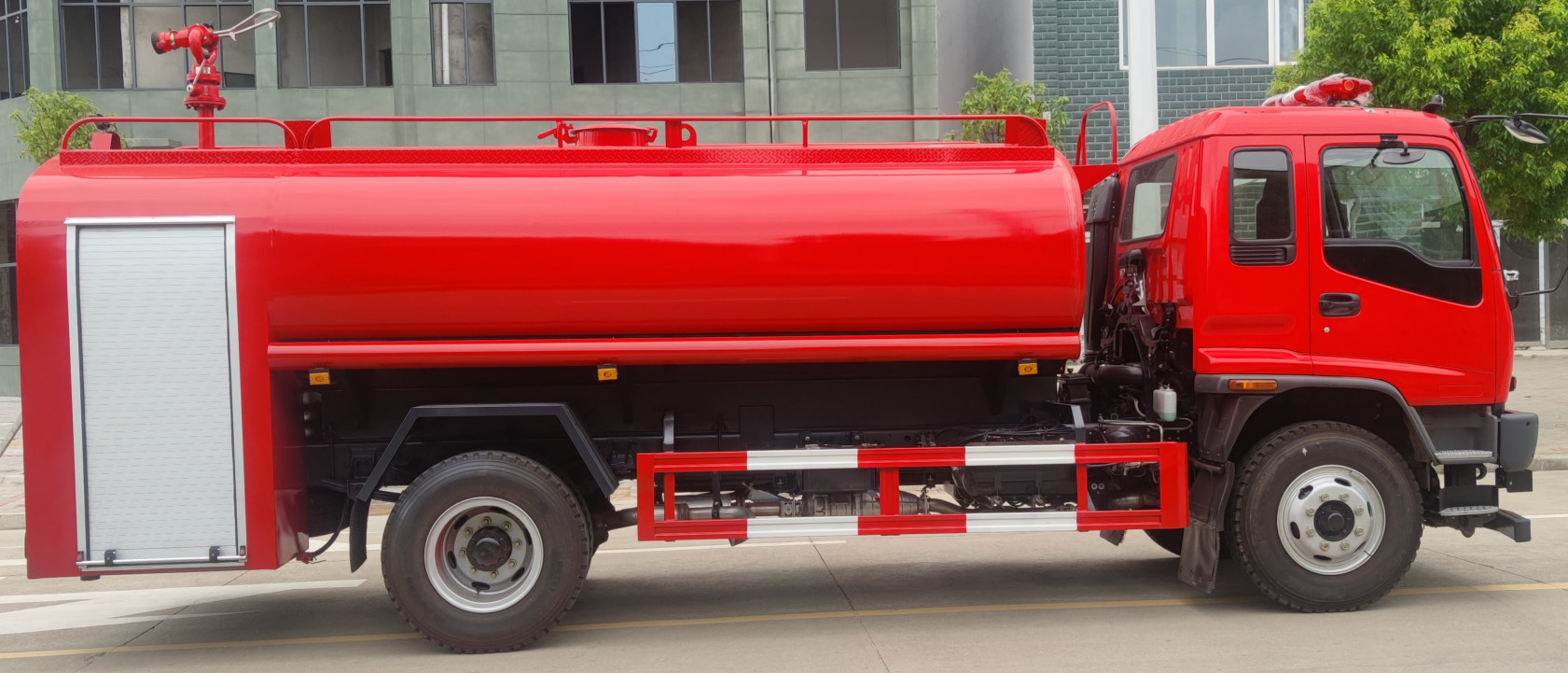 Truk Pemadam Kebakaran Tangki Air Kapasitas Besar 10800L 177KW 6 Roda ...